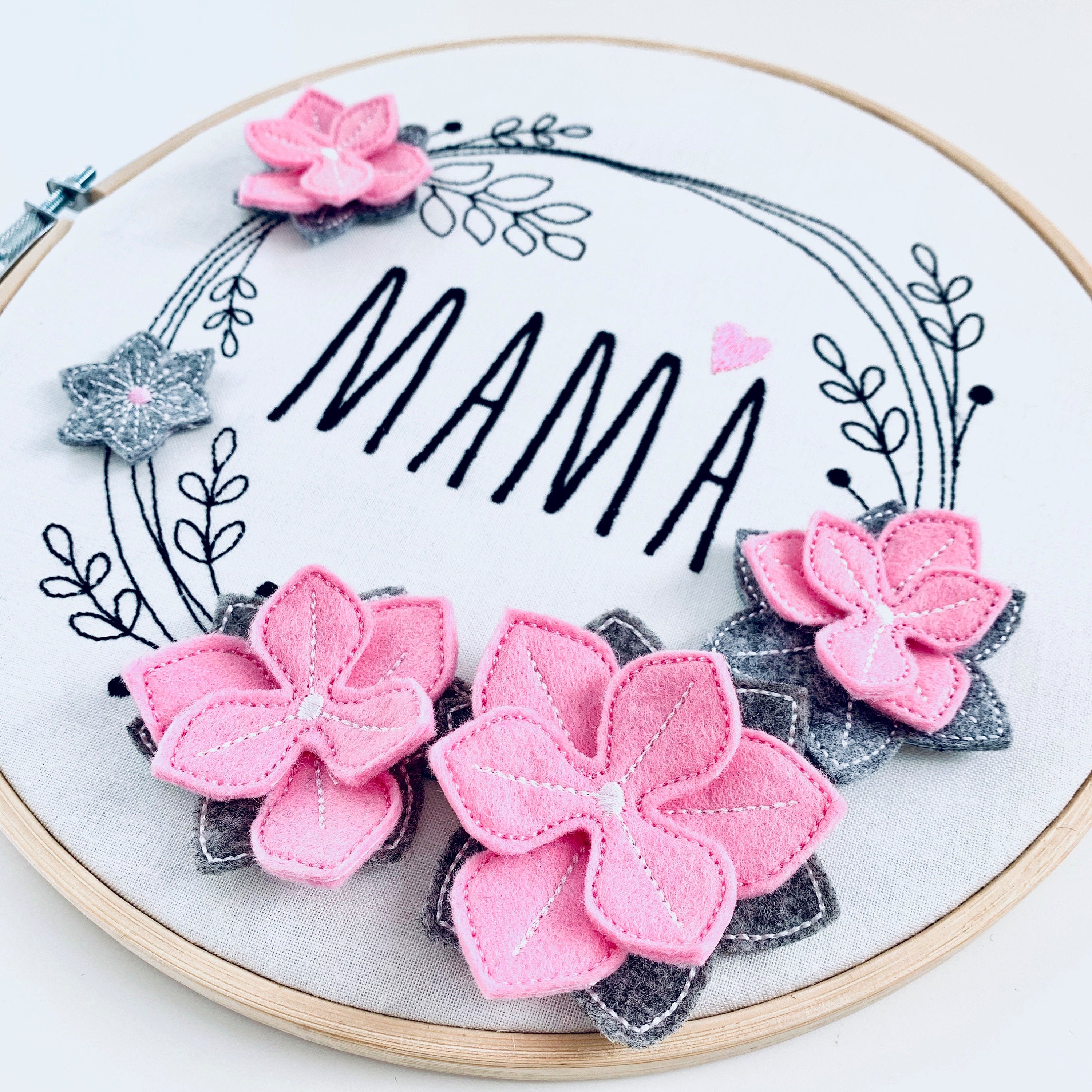 Stickdatei ITH Blumenkranz für Mama – StoffCut